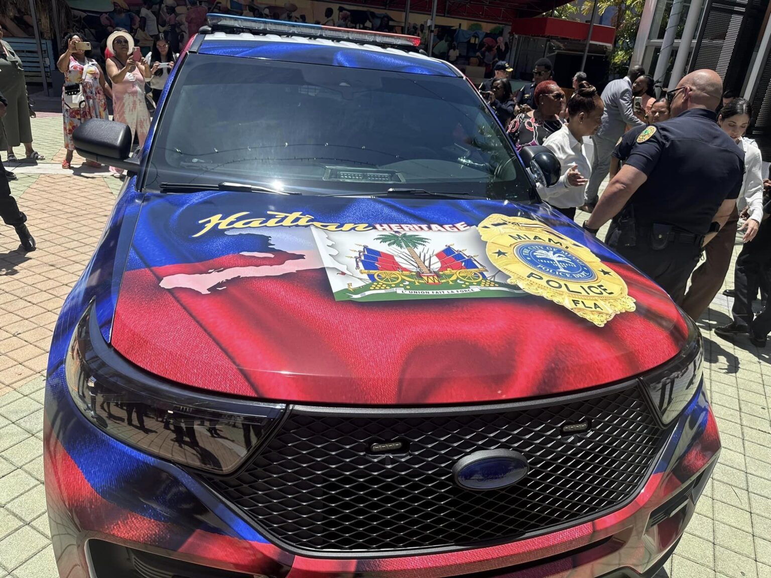 "Haitian Heritage Month" : Un véhicule de police de Miami repeint aux ...